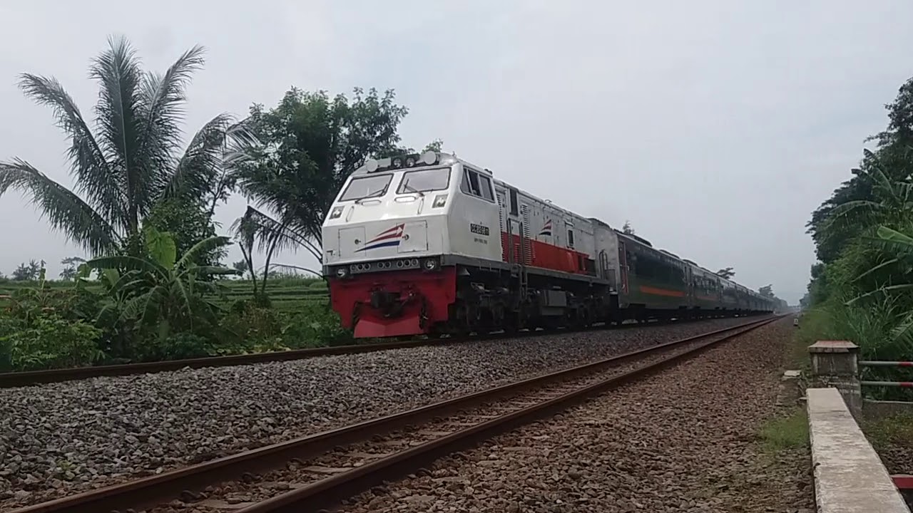Sepur /Kereta api JOGLOSEMARKERTO #BUMIAYU #KARANGSALAM - YouTube
