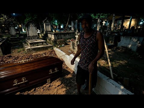 Exhumación de un desvivivdo en el panteón 