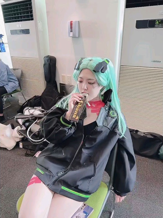 그저 레베카가 초콜릿을 먹는 영상 사이버펑크엣지러너 Cyberpunkedgerunners Youtube