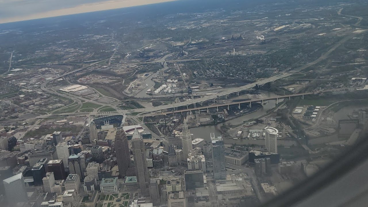 Viewing Cleveland from an Airplane: Downtown and West Side - YouTube