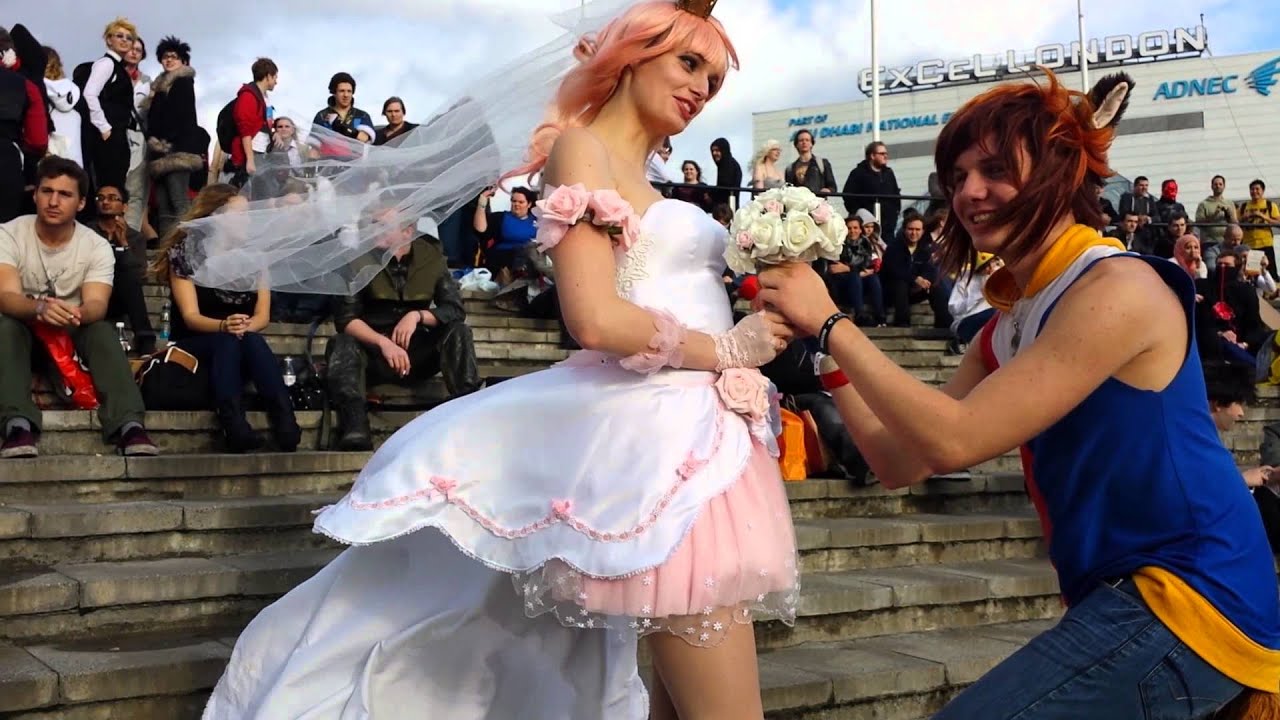 HOT COSPLAY BRIDE GIRL COMIC-CON 2013 LONDON - YouTube