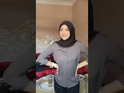 cewek jilbab goyang tik tok menggemaskan