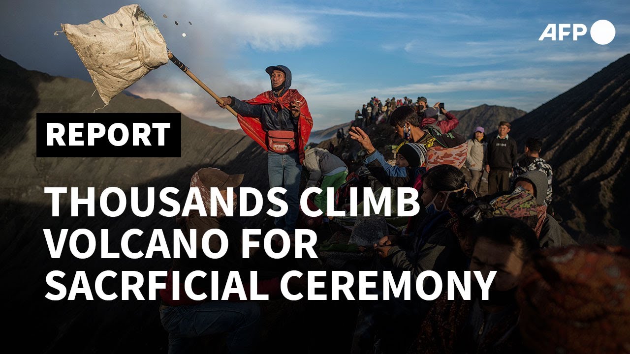 Thousands climb Indonesian volcano for ritual sacrifice | AFP - YouTube
