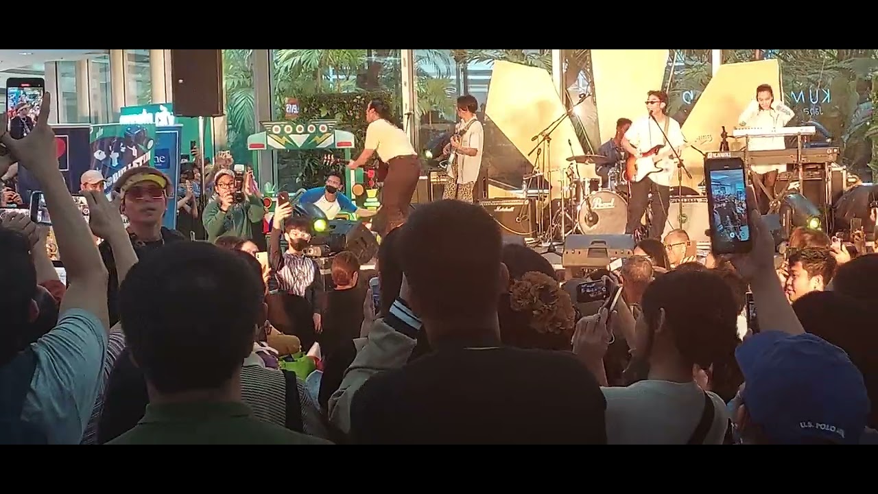@Dilaw Live Version of Uhaw - YouTube