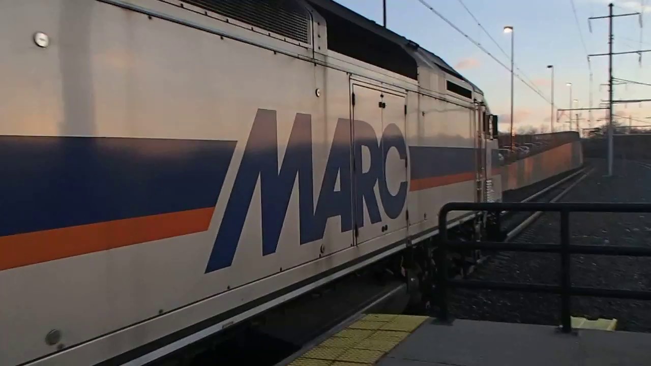 MARC Train 511 enters New Carrollton - YouTube