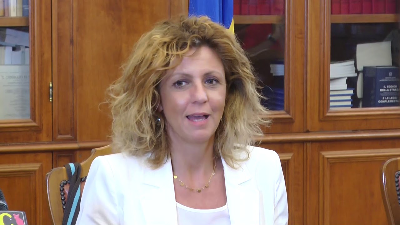 Barbara Lezzi presenta i Cis - YouTube