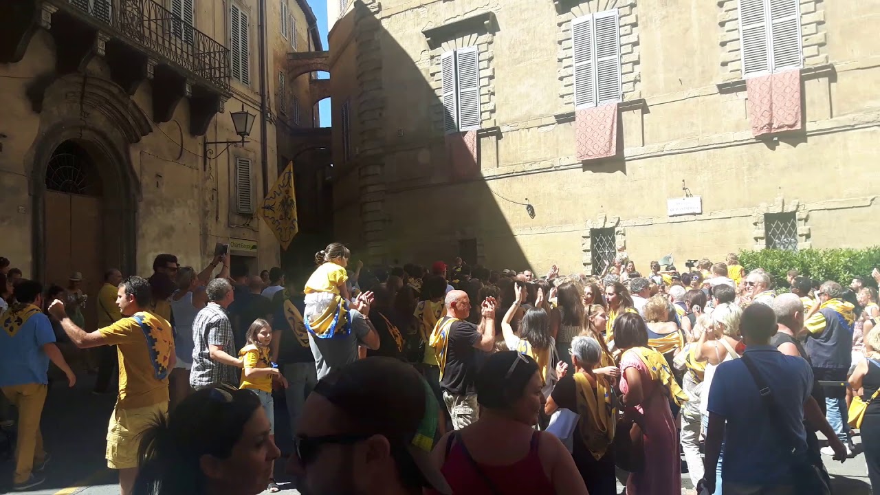 L' Aquila torna in Contrada. - YouTube