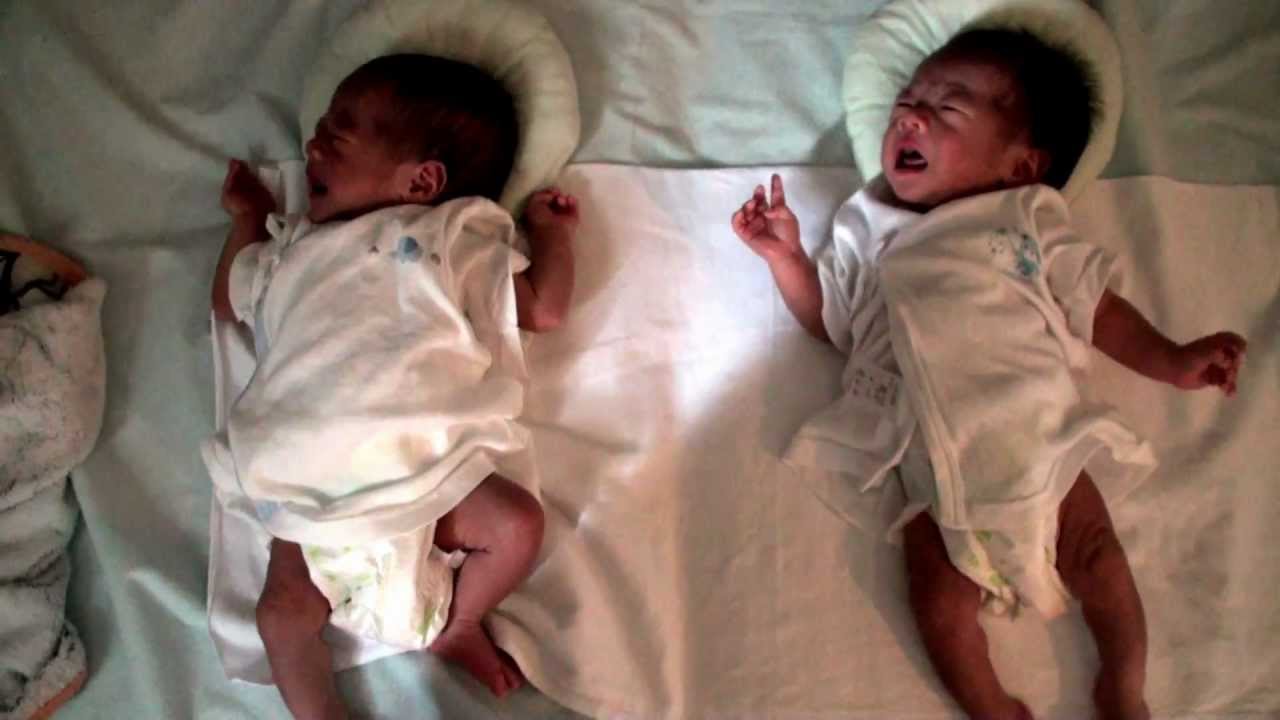 泣く双子(Twin babies crying) - YouTube