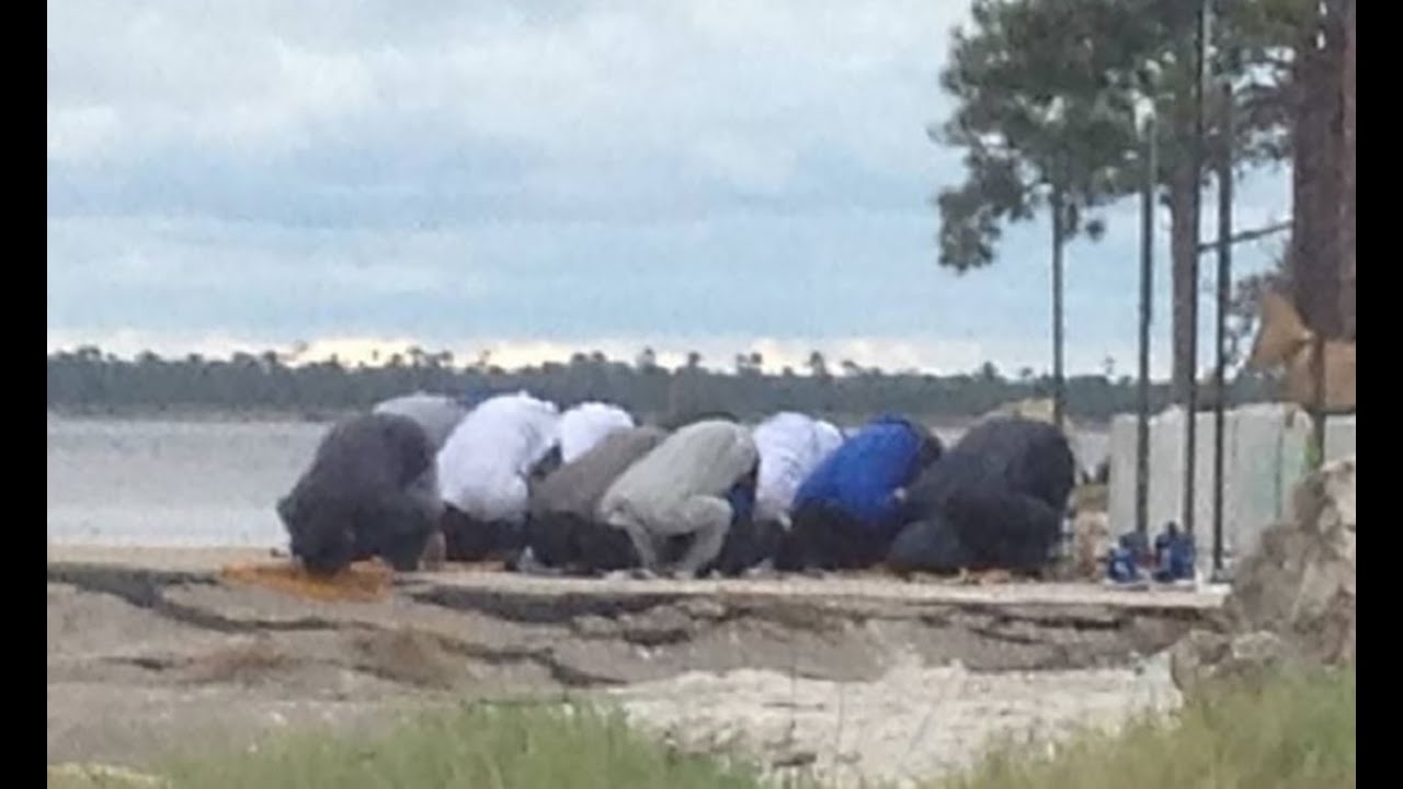 Muslims Praying On Beach Causes PANIC In Florida - YouTube