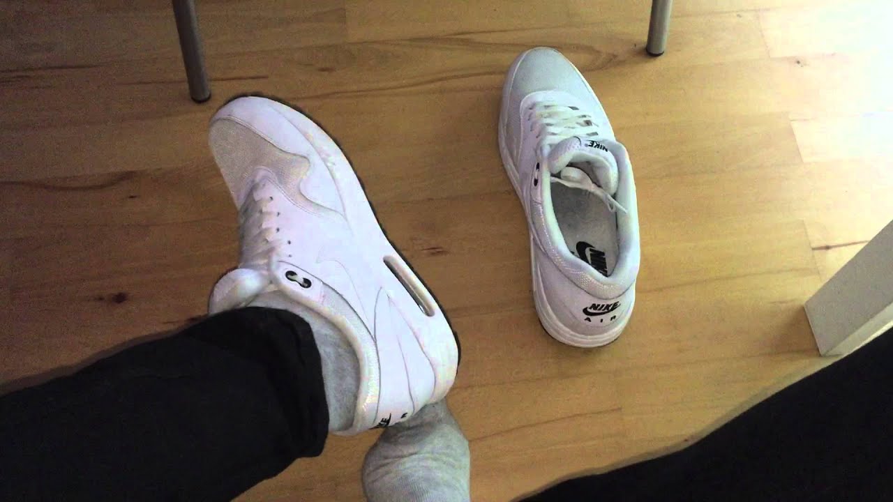 A Little Shoeplay with my lovely Nike Air Max 1 and my grey socks ...
