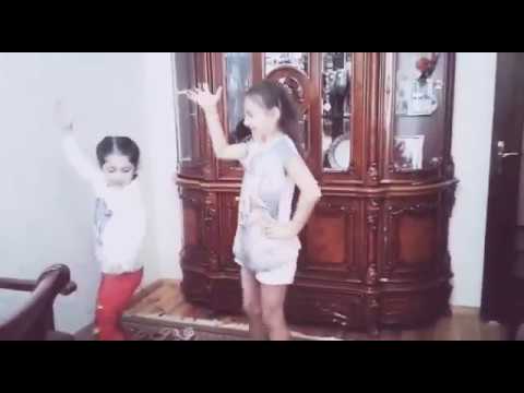 Mənim bacım uşağa necə oynamağı öyrədir