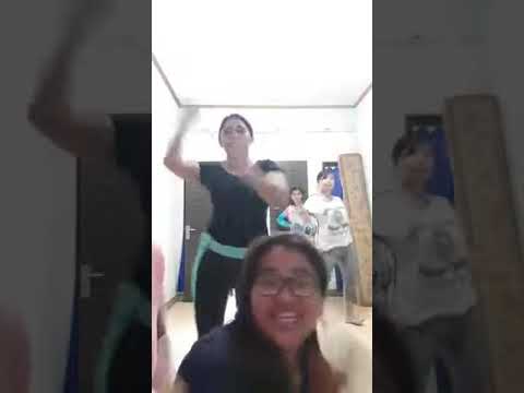 wanita cantik lagi senam .....senam  mempercantik tubuh ideal