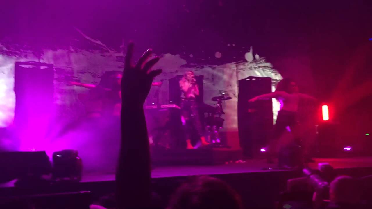 Grimes - Genesis live at The Shrine LA 1080p 60FPS - YouTube
