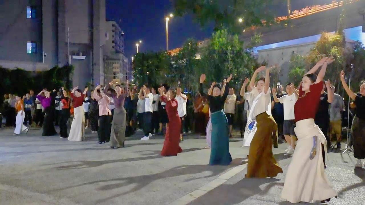 Tibetan dance 《羌阿克卓巴》 - YouTube