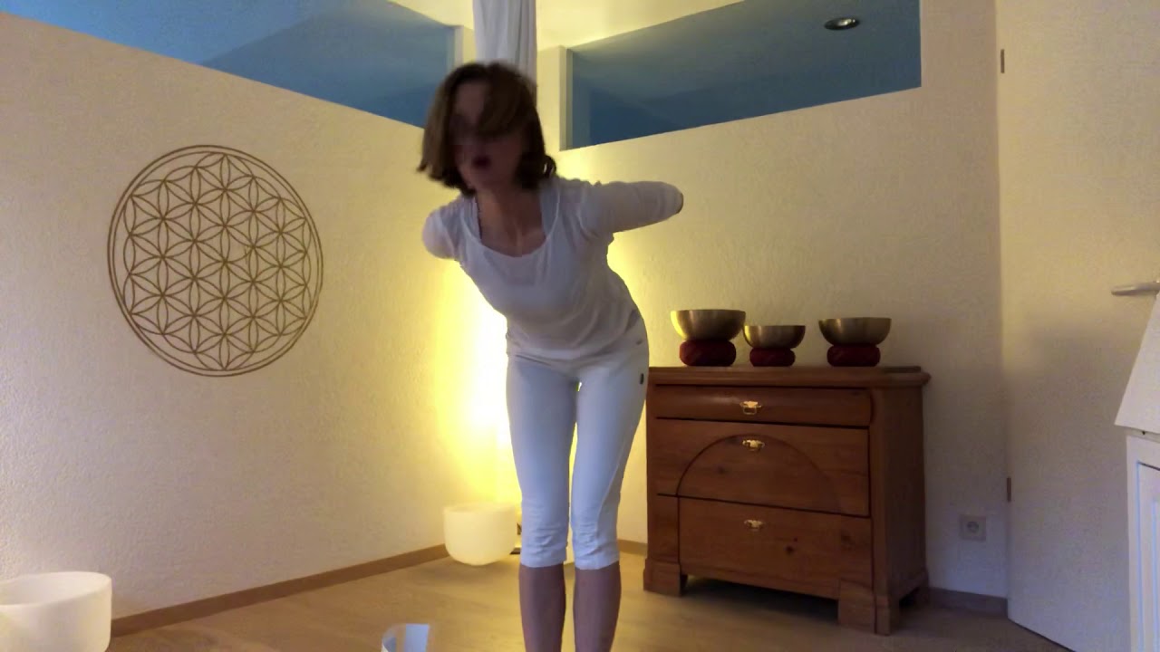 Aerial Yoga Freiburg: Herzöffnung Teil 2 mit Tuch - YouTube