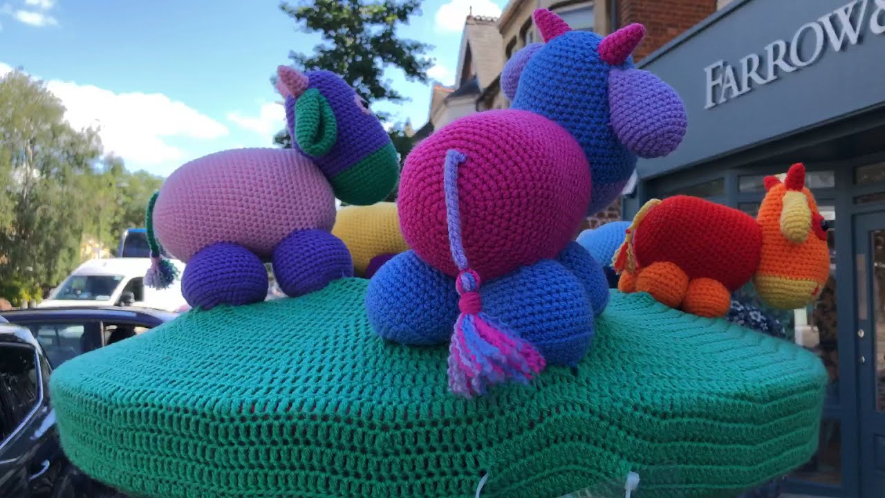 Yarnsy oxen on Summertown pillar box, Oxford, July 22nd 2024 - YouTube