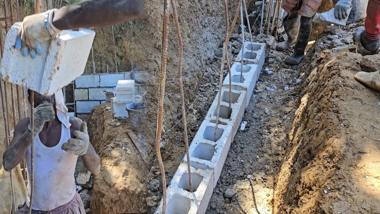 (Day 2)on the work site getting the back wall up - YouTube