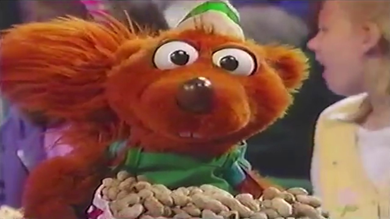 Barney's Super Dee Duper Singing Circus - Scooter McNutty eating ...