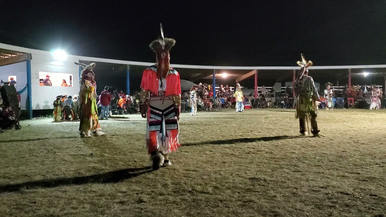 Peepeekisis Traditional Powwow 2021 - YouTube