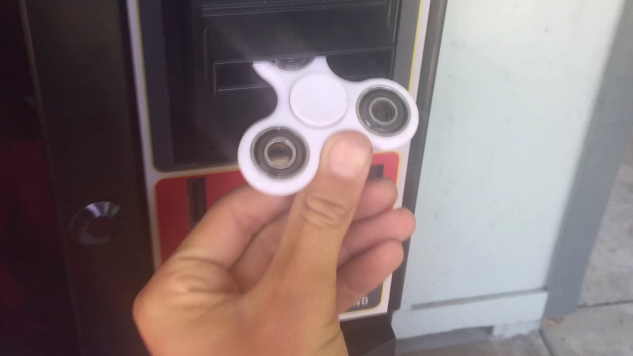 KID USES FIDGET SPINER IN VENDING MACHINE ACTUALLY WORKS - YouTube