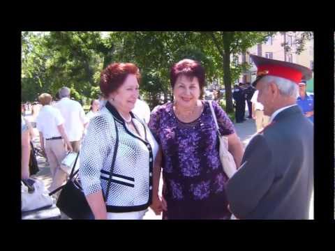 Улыбается женщина