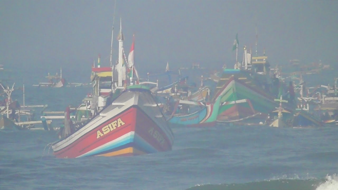 KAPAL JARING PAYANG DAN RATUSAN PERAHU FIBER PULANG MENANGKAP IKAN ...