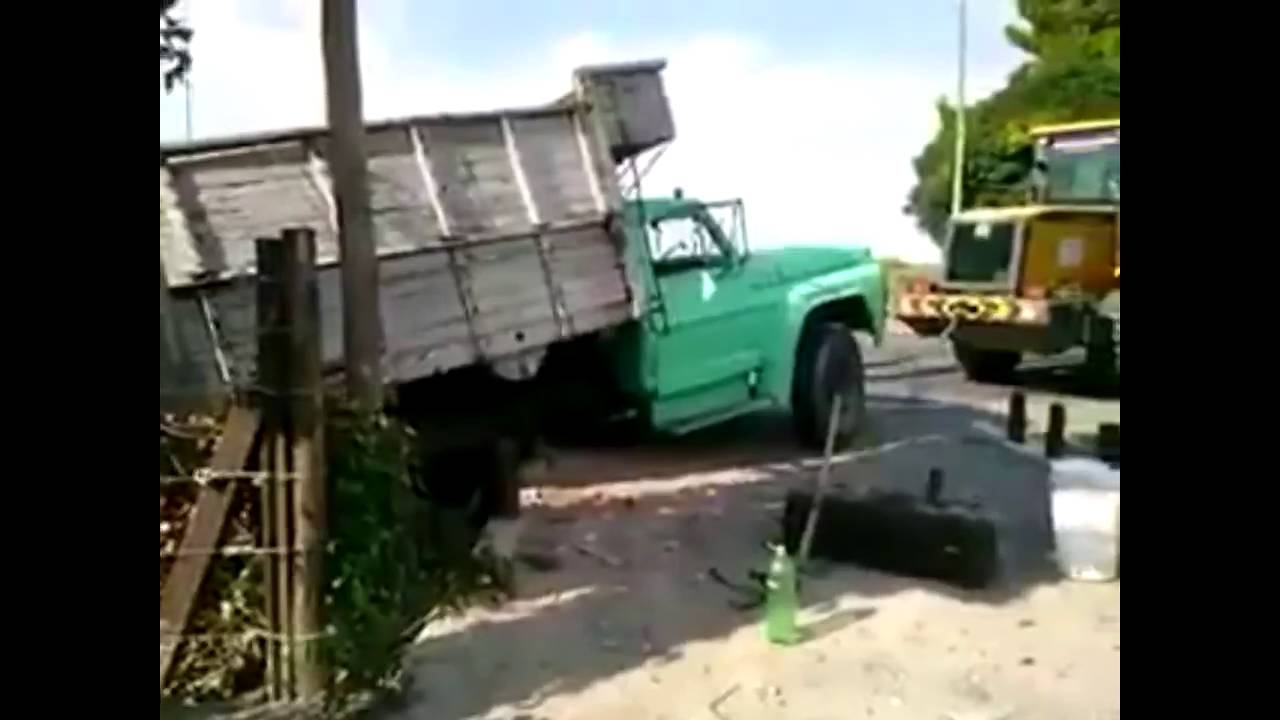 LiveLeak - Tow Truck Fail - YouTube