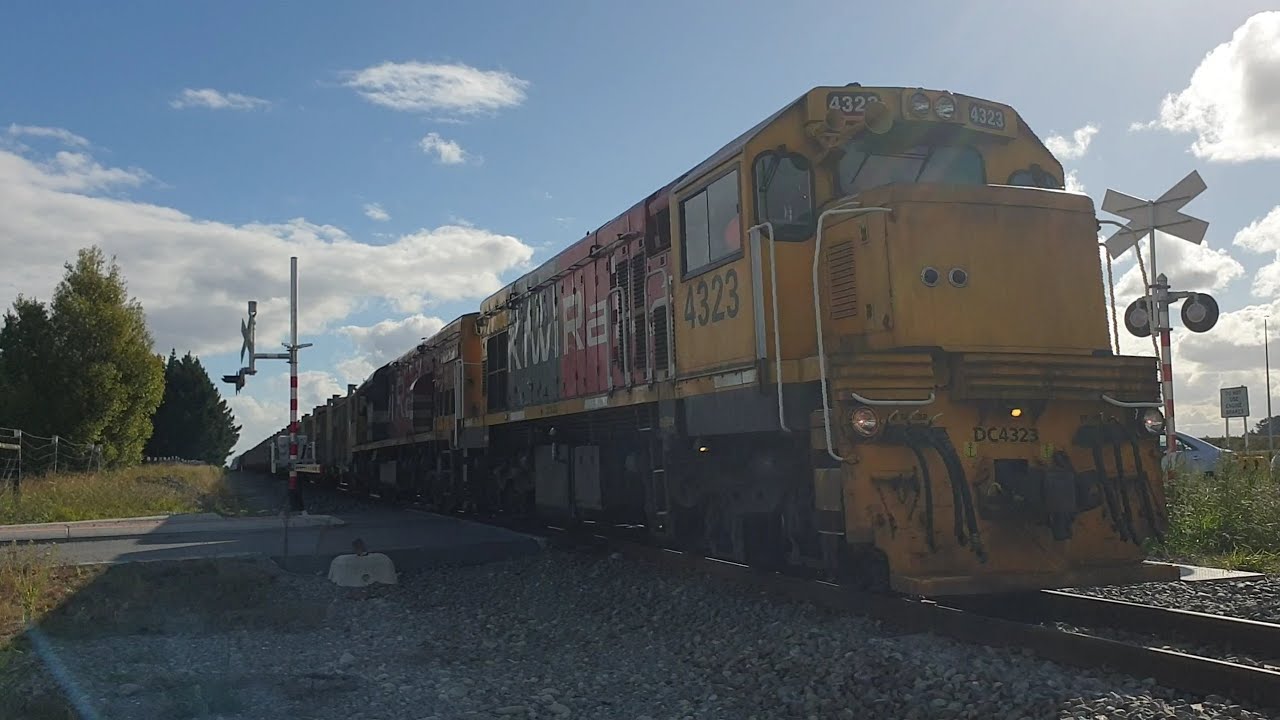 DC 4323 & DXC 5241 on Train 884 at Dawsons Road Templeton - YouTube