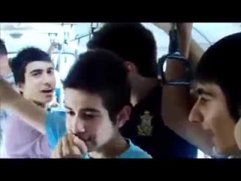 Belediye otobüsünde liseli konseri