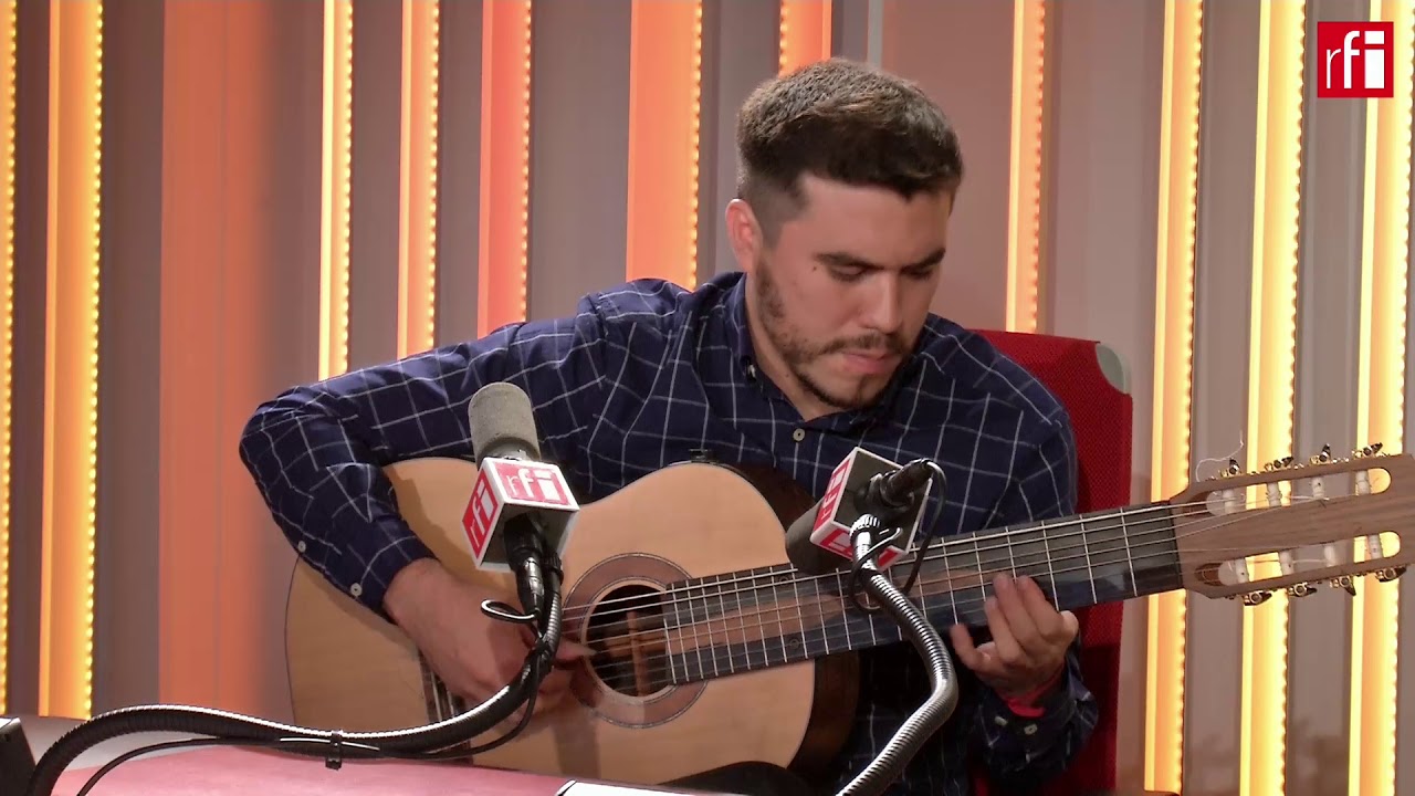 'Amanecer' interpretada por Augusto Ayala a la guitarra en RFI - YouTube