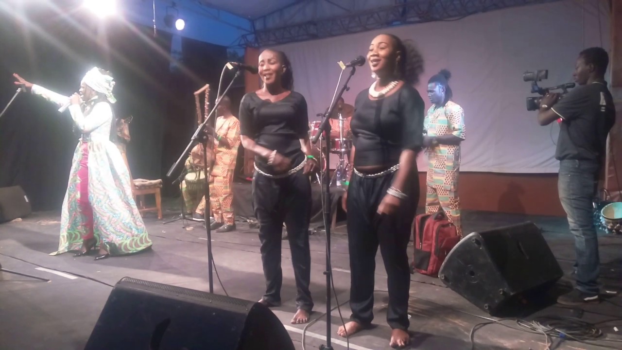 Doussou Bagayoko au festival sur le Niger - YouTube