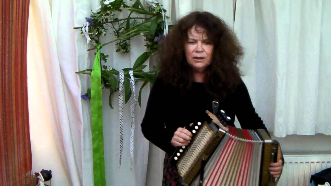 Cambridge May Garland Song - Mary Humphreys - YouTube