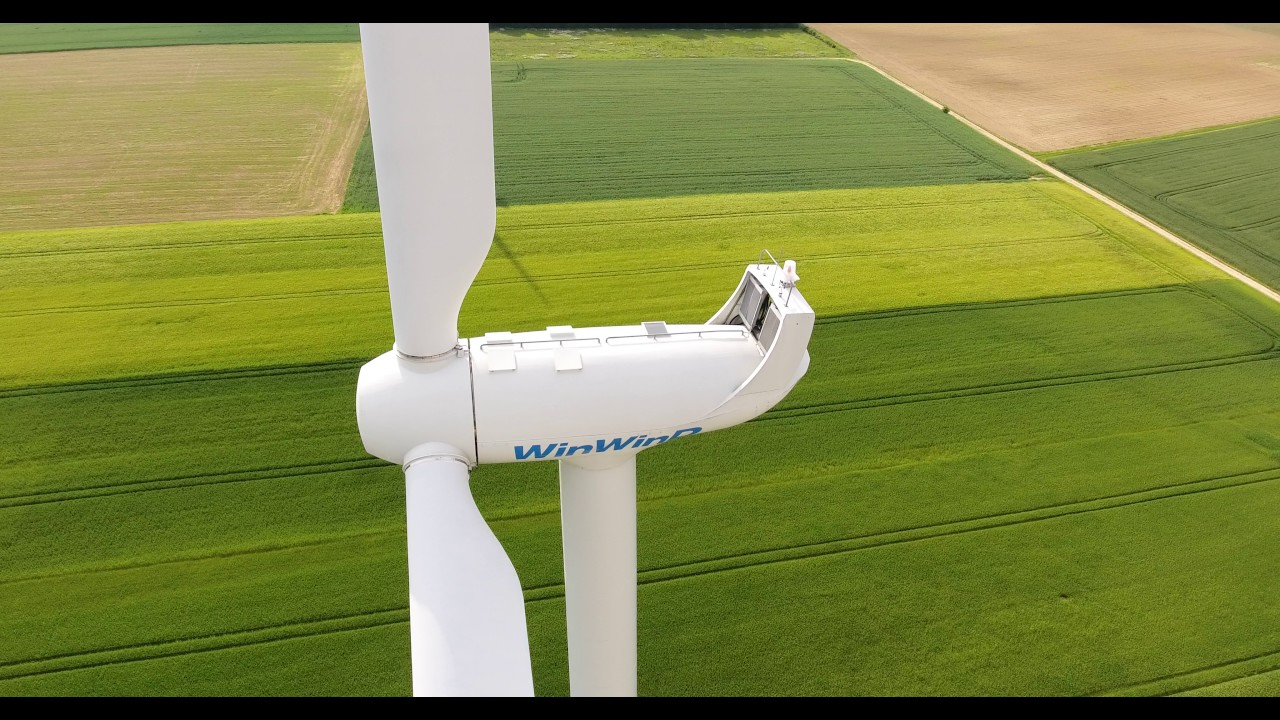 Gros plan aérien sur une Eolienne - YouTube