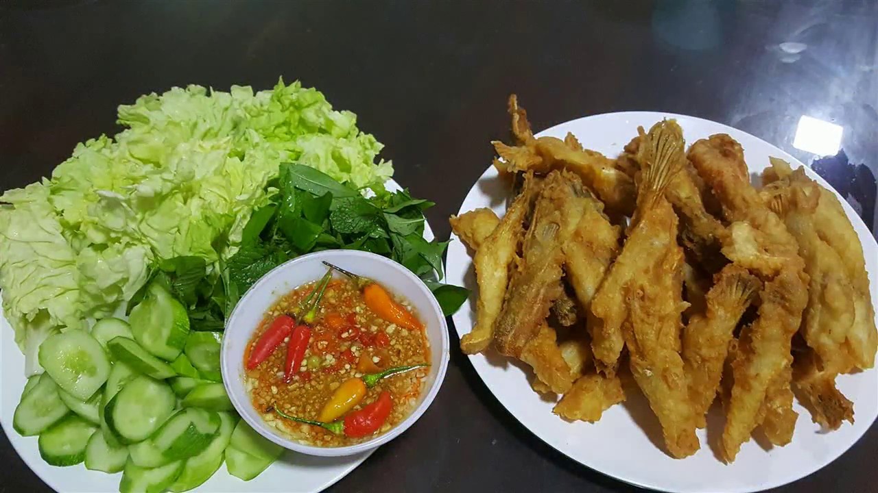Deep Fried Wing Fishes Eating With Spicy Sweet And Sour Fish Sauce With ...