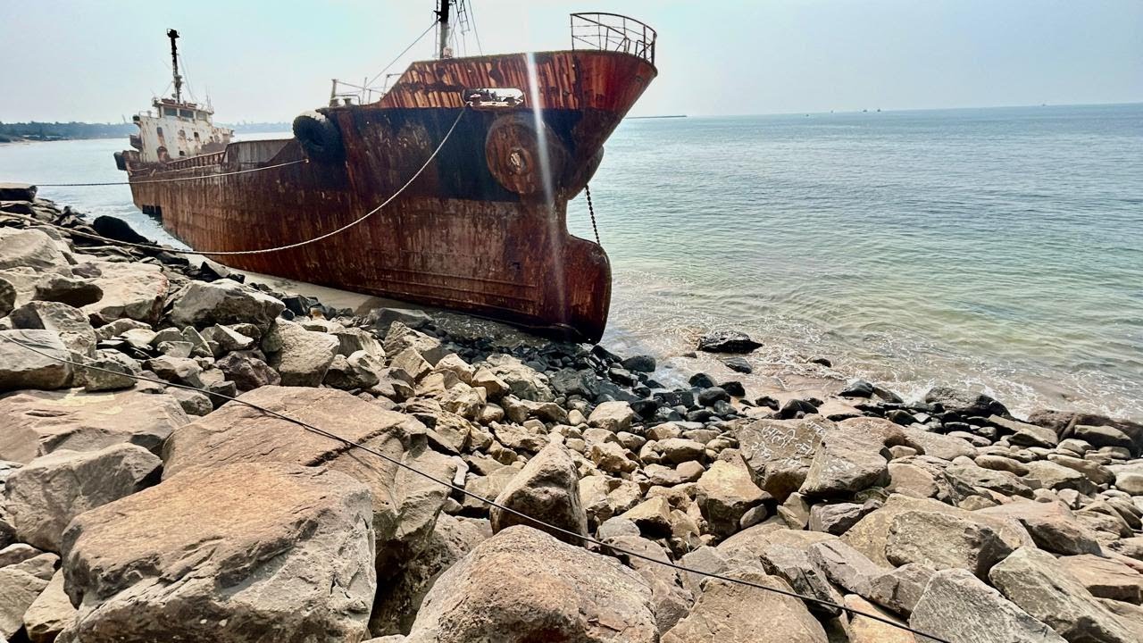 Wrecked Ship🚢 | Solo Ratnagiri Bike Tour | MV Nanda Aparna | Mirya ...