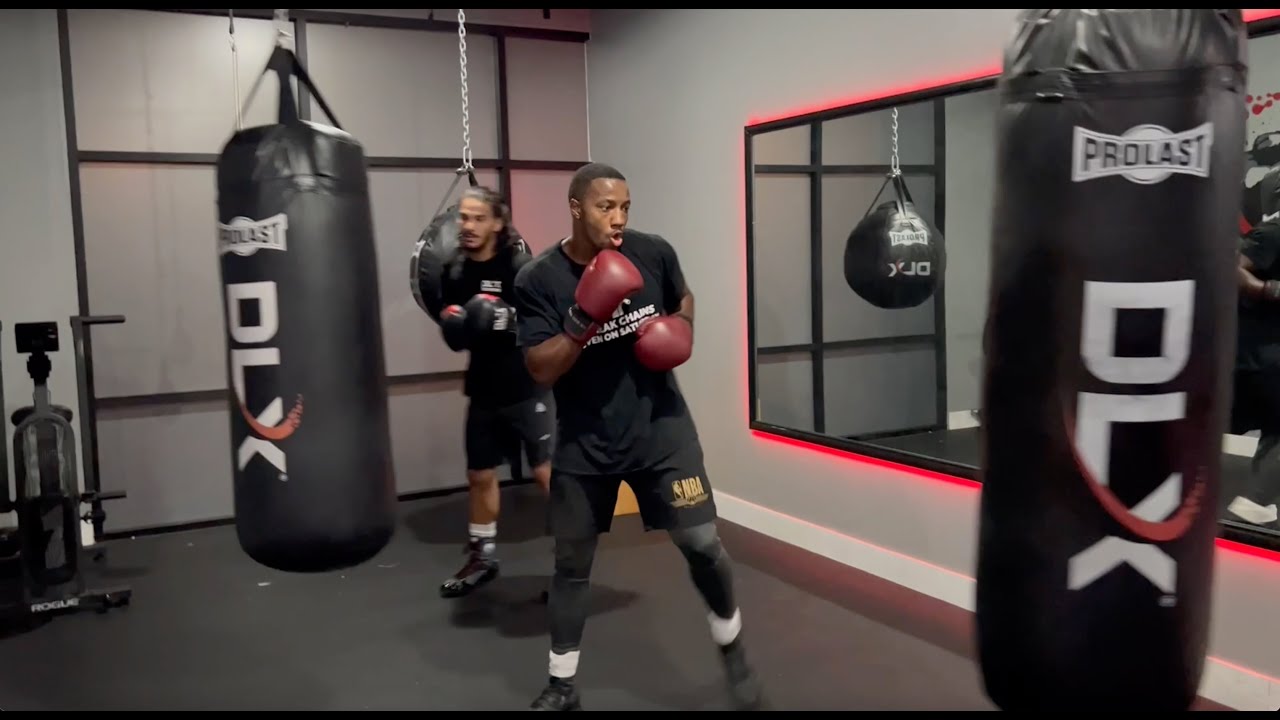 CRUISERWEIGHT MUHSIN CASON 10-0 7KO'S FIRING SHOTS ON THE HEAVY BAG AT ...
