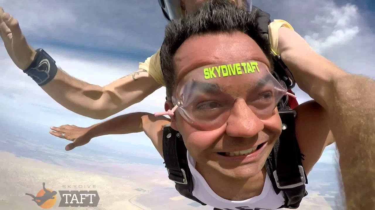 Samuel Vasquez Skydive Taft. - YouTube