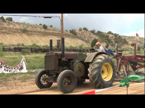 John Deere D Antique Tractor Pulling - YouTube
