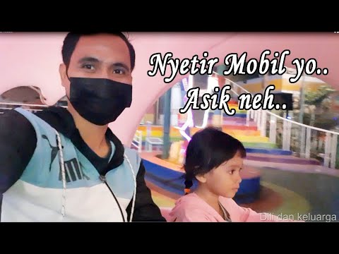 Dili dan keluarga - Dili belajar menyetir mobil mainan - YouTube