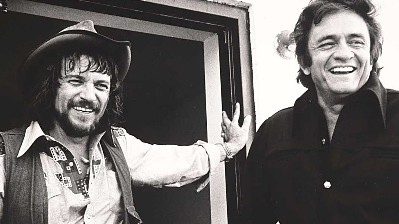 Waylon Jennings, Johnny Cash, Dave Roe and Chuck Mead - YouTube