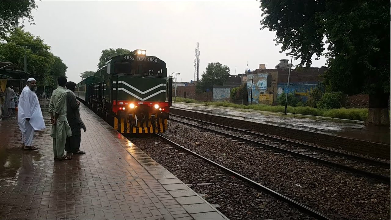 Pakistan Railways GE Locomotive || GEU-20-4562 With Tezgam Express ...