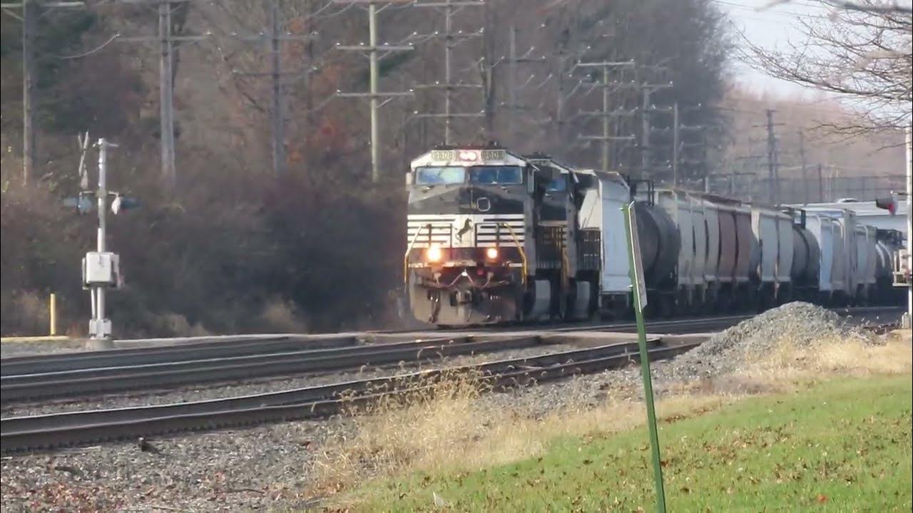 Norfolk Southern Mix Freight train in Olmsted Falls, Ohio on December 7 ...