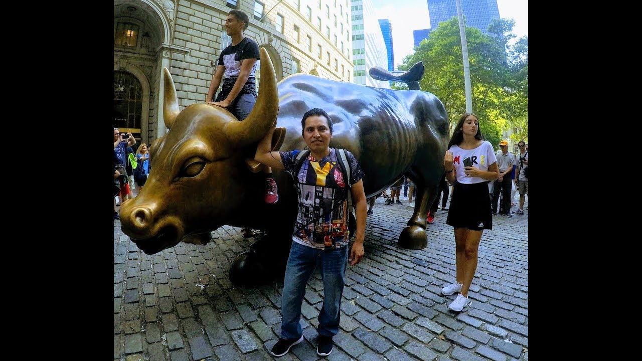 El famoso toro de wall street en nueva York - YouTube