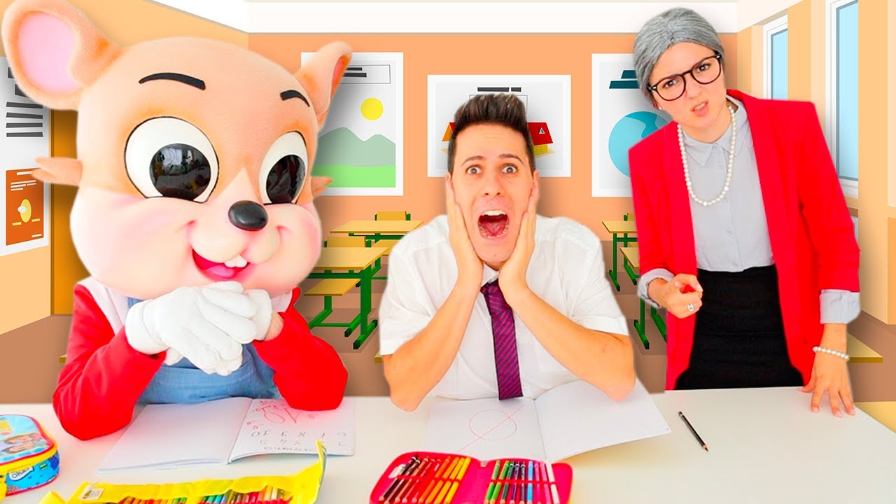 IL NUOVO COMPAGNO DI BANCO DI CICO A SCUOLA! - YouTube