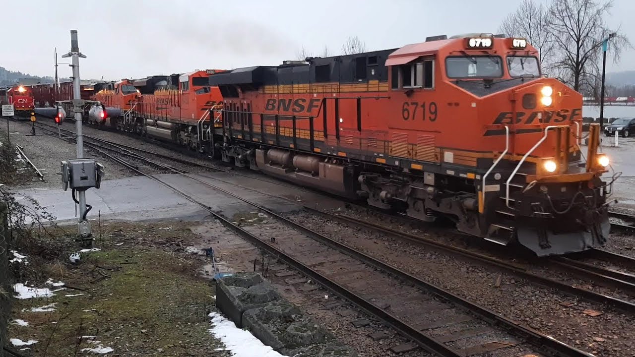 BNSF 6719 Throttles Up Into Thornton Yard Surrey BC - YouTube
