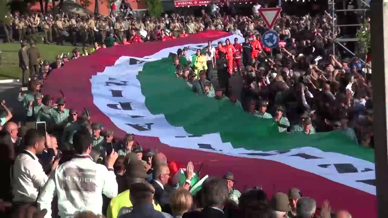L'Aquila, Adunata Alpini 2015: una bandiera lunga 99 metri - YouTube