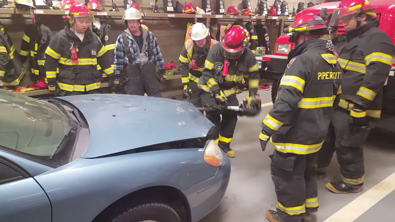 Demolka samochodu przez strażaków Car Extraction Training - YouTube