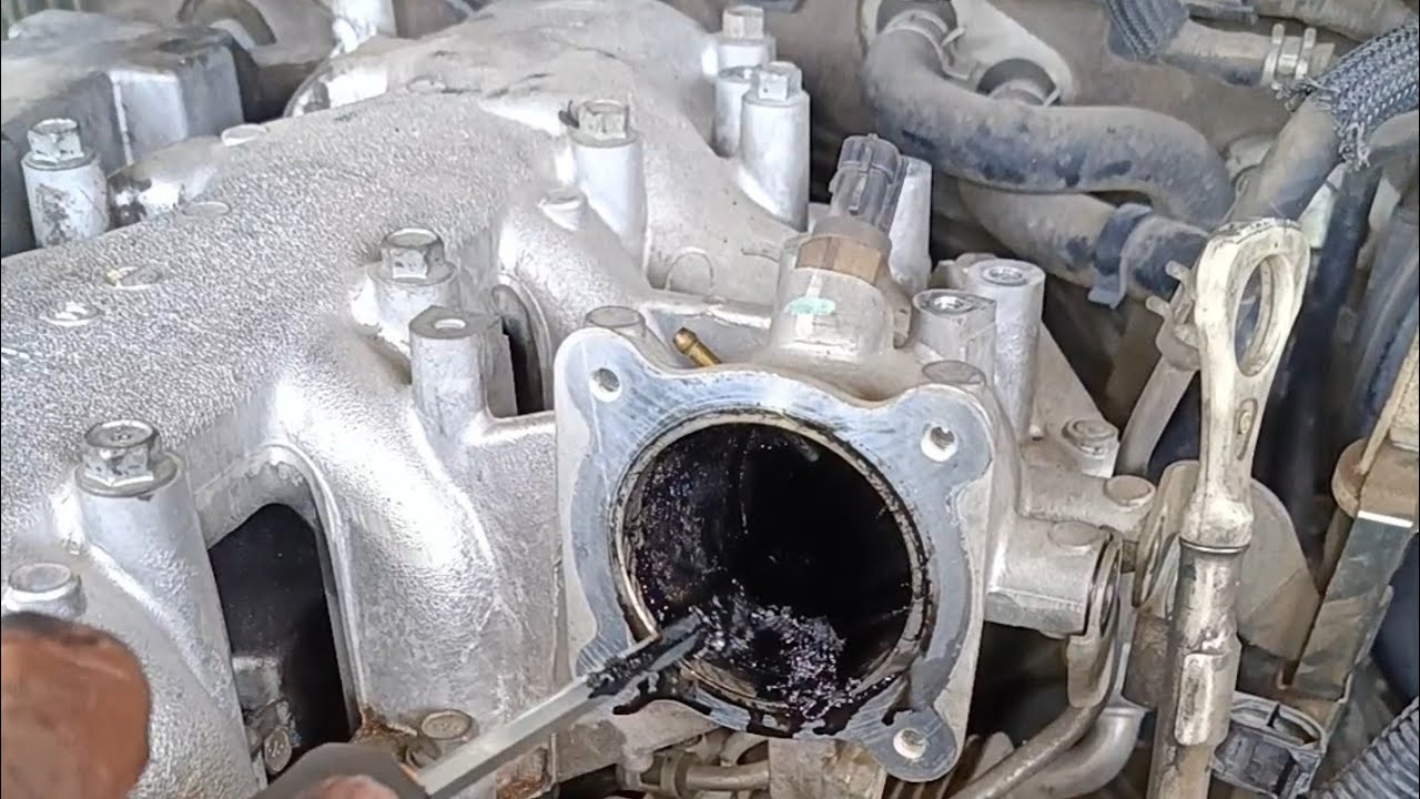 Cleaning intake manifold Mitsubishi Strada - YouTube