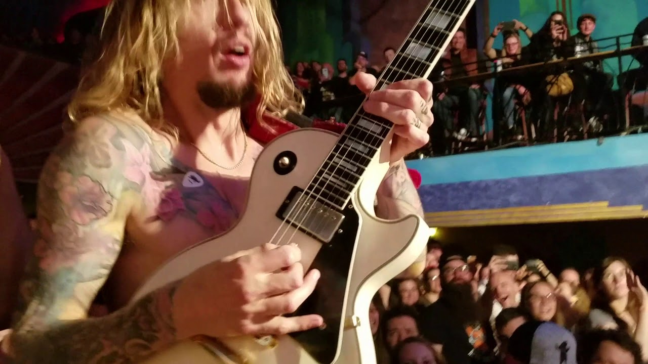 The Darkness Justin Hawkins solo in the crowd - YouTube