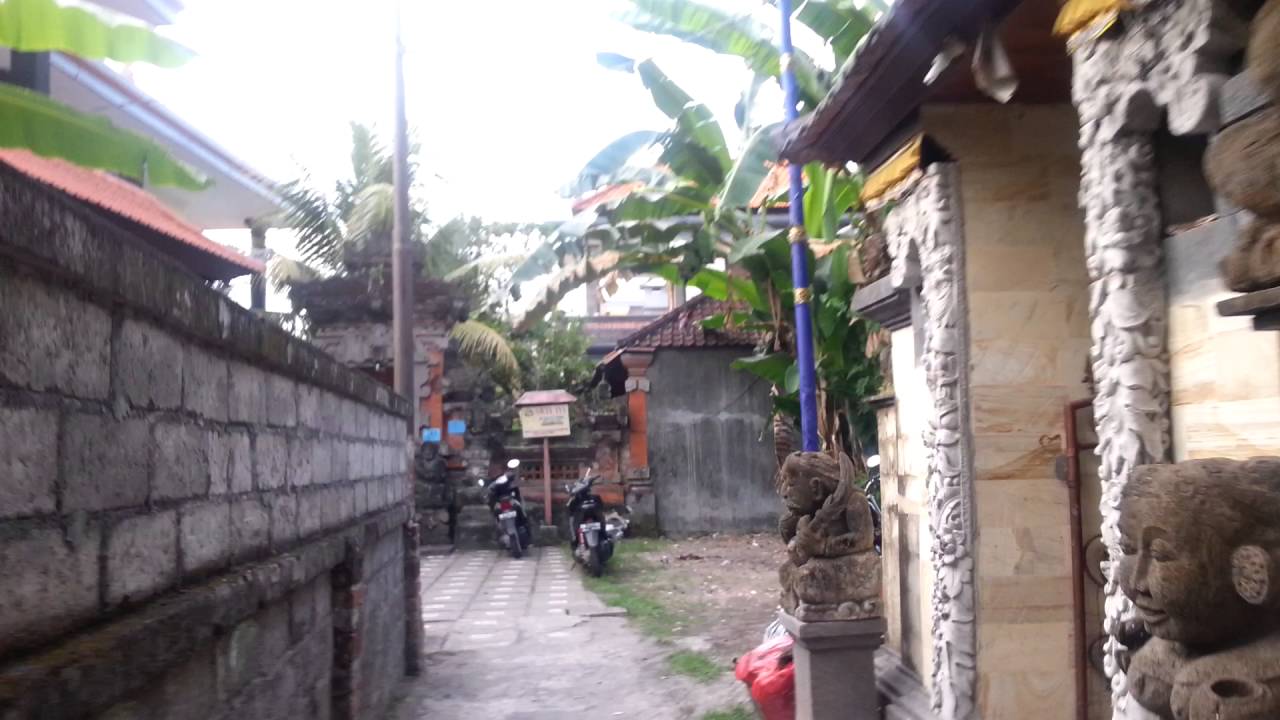 Walk to my Hotel Swan Inn in Ubud Bali passing a small alley - YouTube